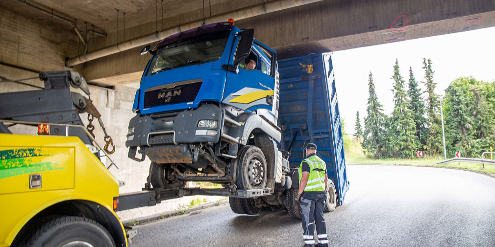 LKW steckt unter Autobahnbrücke fest - Mediathek