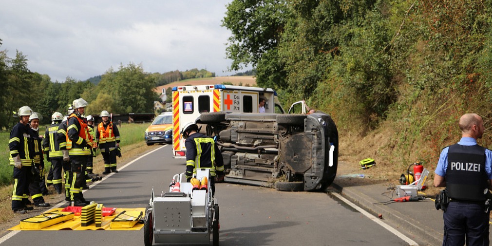 Tödlicher Unfall: Auto überschlägt sich zwischen Breitenbach und Lüdersdorf - Mediathek