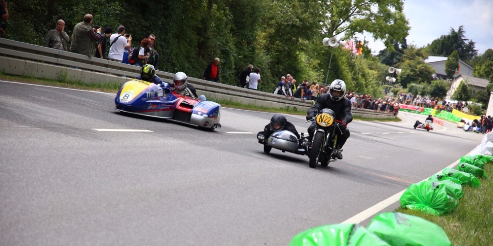 200 Männer auf tollkühnen Maschinen beim 29. int. Schottenring Classic ...