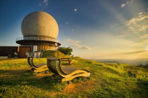 Beschreibung: Das RADOM auf dem Gipfel der Wasserkuppe macht die Rhön ...